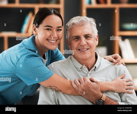 Enfermera Asi Tica Hombre Mayor Y Abrazo En Retrato Con Apoyo Empat A