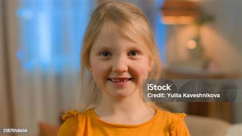 초상화 작은 백인 소녀 어린이 딸 여학생 행복 즐거운 이 웃고있는 여성 학생 학교 아이 고아 평온한 이상한 유아 아기 얼굴 순도