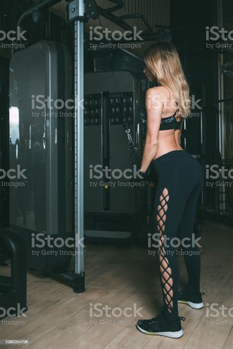 Foto De Linda Mulher Loira Malhando No Tríceps De Treinamento De