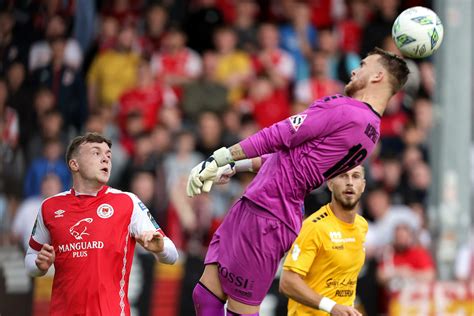 Wie Einst Piplica Torwart Unterläuft Kurioses Eigentor Per Kopf Mopo