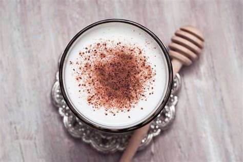 유리의 우유와 계 피 또는 시골풍 배경에 Honney 숟가락으로 코코아 가루 건강 한 아침 식사입니다 수직 이미지입니다 0명에 대한 스톡 사진 및 기타 이미지 Istock