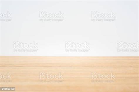 빈 나무 테이블 탑 디스플레이 또는 몽타주 제품에 대 한 흰색 배경에 고립 탁자에 대한 스톡 사진 및 기타 이미지 탁자