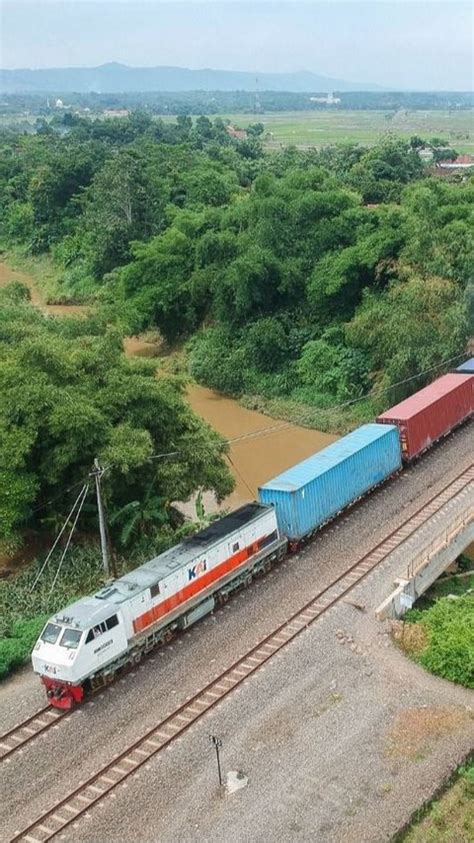 Insiden KA Putri Deli Tabrak Truk Tronton Di Sergai