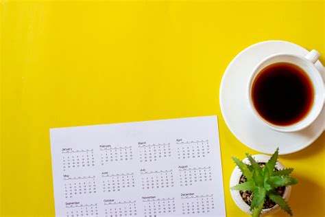 플래너와 주최자가 매일 약속을 계획하고 미리 알림하는 캘린더 회의 의제 일정 시간표 및 작업 관리 집에서 일하기 캘린더 미리 알림 이벤트 개념입니다 0명에 대한 스톡 사진