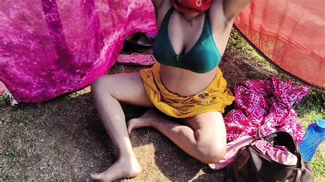 穿着纱丽服的德西村阿姨在户外被年轻男孩印地语性爱视频狠操 Xhamster