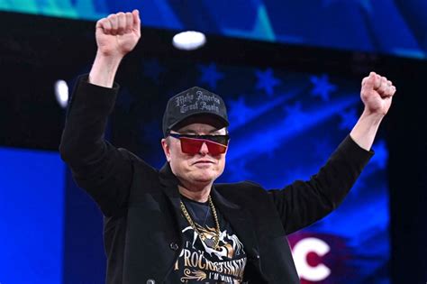Elon Musk Gets Viciously Booed By Stadium Crowd At Dave Chappelle Show