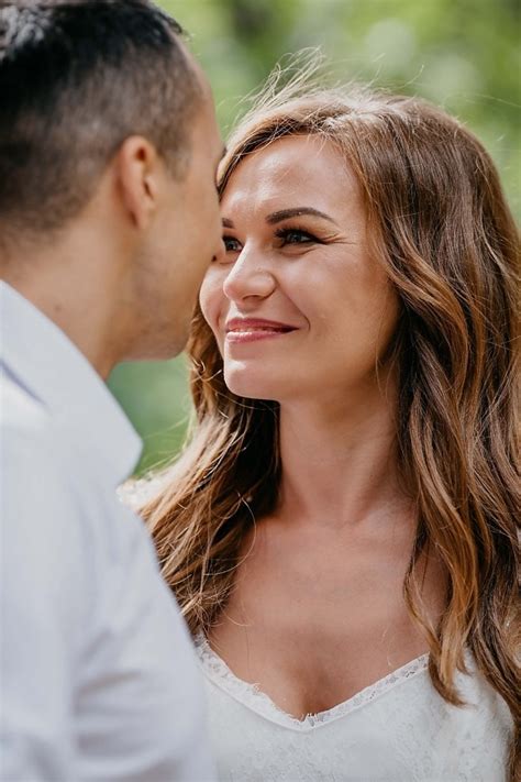 무료 사진 쾌활 한 미소 예쁜 소녀 세로 남자 친구 행복 여자 커플 사랑 남자