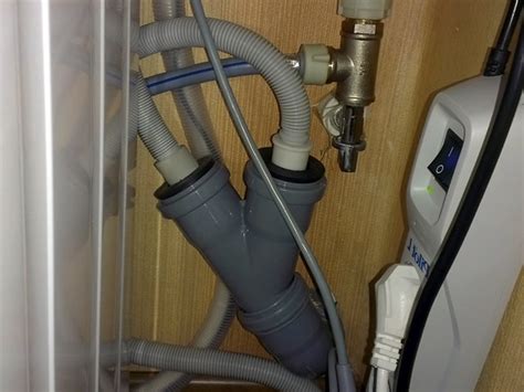 Adaptery do ścieków: produkty PVC do przejścia z żeliwnej rury ...