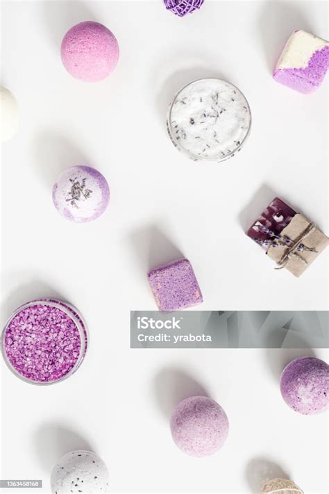 천연 라벤더 필수 향수 아로마테라피 목욕 폭탄 비누 바다 소금과 말린 라벤더 꽃이 있는 항아리 한방 의학 신체 치료를위한 천연 화장품 건강 및 자가 관리 0명에 대한 스톡