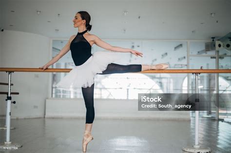 댄스 스튜디오에서 연습하는 발레리나 Performing Arts Event에 대한 스톡 사진 및 기타 이미지