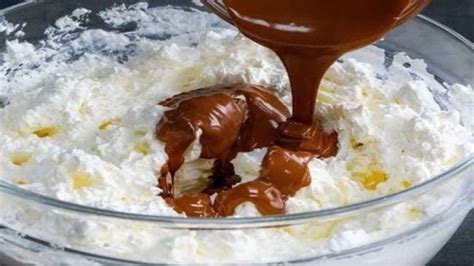 Voici un gâteau au cacao irrésistible enrichi de crème à la ricotta