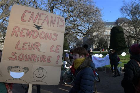Crise Sanitaire Contre Le Port Du Masque Pour Les Enfants Une