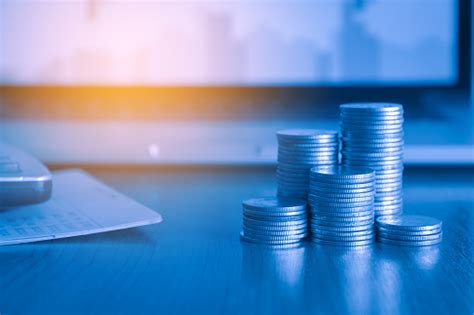 거래 그래프와 돈 동전의 스택 블루 필터와 금융 투자 개념은 배경으로 사용할 수 있습니다 가격에 대한 스톡 사진 및 기타 이미지