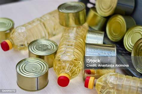 흰색 고립 된 배경에 음식 항목의 집합 통조림 생선 주석 캔에 삶은 고기 식물성 기름 식품 공급 식품 키트 식품 원조 0명에