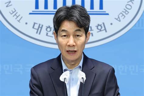 의원실 인턴 허위 등록해 급여 수령 윤건영 항소심도 벌금 500만원