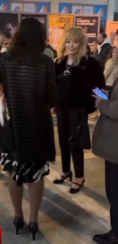 Обтягивающие брюки и стильный парик 75 летняя Пугачева появилась на публике без мужа АбАлдеть