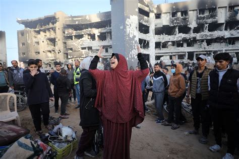 أكثر من 30 شهيدا في قصف الاحتلال مدرسة تؤوي نازحين بدير البلح فلسطين