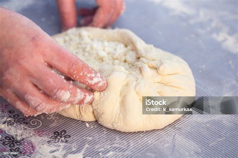 베이커는 식탁에 준비 Khachapuri 손 전통적인 만드는 쿡에서 보기 그루지야어 원시 반죽으로 치료 날것에 대한 스톡 사진