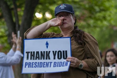 Photo People Across From The White House To Say Thank You To Us