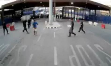Vídeo Flagra Homem Esfaquear Policial E Ser Preso Na Fronteira Da
