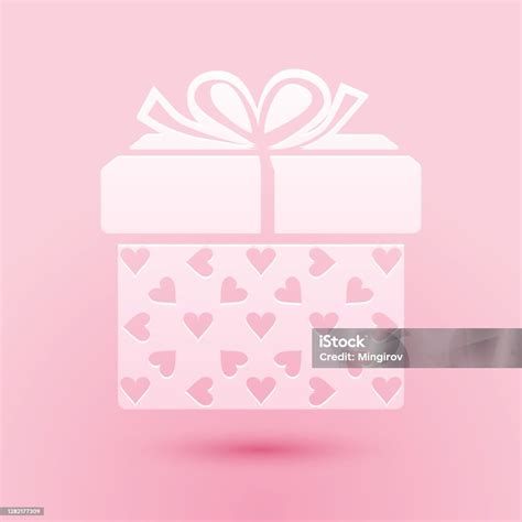 분홍색 배경에 분리 된 종이 컷 기프트 상자와 하트 아이콘 포장 발렌타인 데이 리본과 활이 달린 아름다운 축제 상자 종이 아트 스타일 벡터 분홍에 대한 스톡 벡터 아트 및