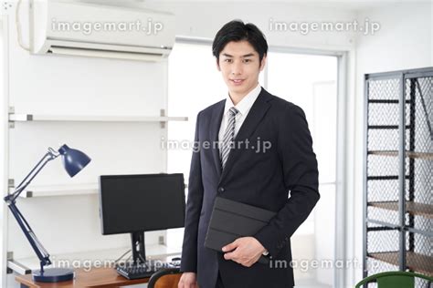 家の案内をする日本人男性不動産営業職の写真素材 199044980 イメージマート