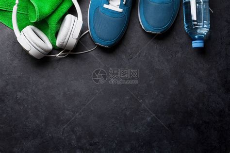 运动鞋水瓶毛巾和耳机的适合概念背景您文字的高清图片下载 正版图片505159969 摄图网