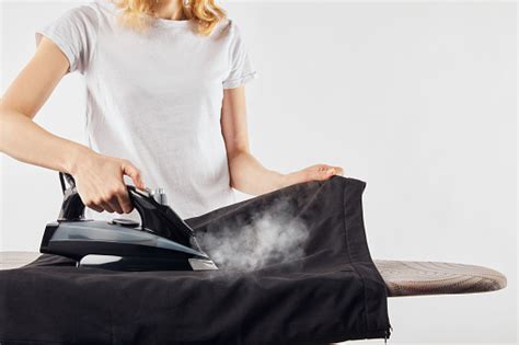 회색에 고립 된 철 다림 질 옷을 가진 여자의 부분적인 전망 가사 집안일에 대한 스톡 사진 및 기타 이미지 가사 집안일