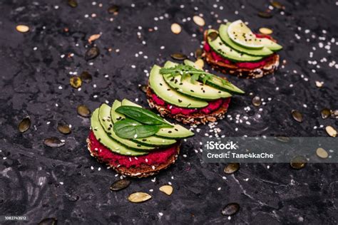 음식 아보카도 건강 한 음식입니다 씨 참 깨와 라임 아보카도 샌드위치 0명에 대한 스톡 사진 및 기타 이미지 0명 건강한