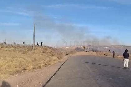 Policía gasifica e interviene el bloqueo en Caracollo en la carretera