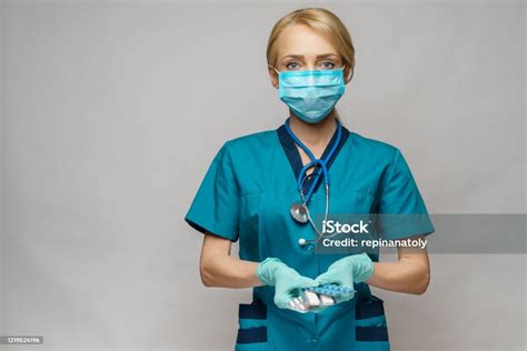 보호 마스크와 고무 또는 라텍스 장갑을 착용 하는 의사 간호사 여자 알 약의 물집을 들고 간호사에 대한 스톡 사진 및 기타