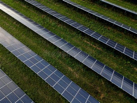 Planta De Energ A Fotovoltaica En Un Campo De Colza Tecnolog A Qu Mica