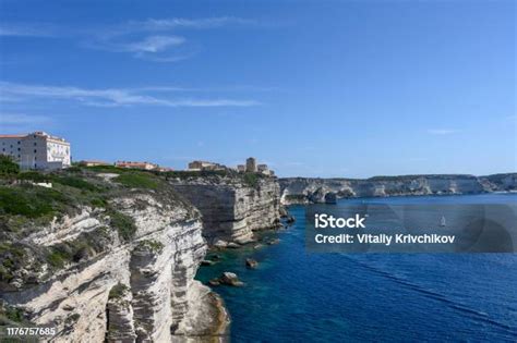 하얀 석회암 절벽과 보니파시오 코르시카의 탁 트인 전망 바다와 푸른 하늘 가파른에 대한 스톡 사진 및 기타 이미지 가파른 건물 외관 경관 Istock