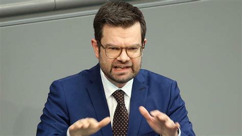 Das Ausmaß ist erschütternd Buschmann will Gewalt gegen Frauen strenger bestrafen