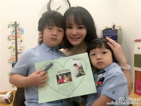 冉瑩穎自豪軒軒皓皓學中國文化，網友雙眼皮像是割的！ 每日頭條