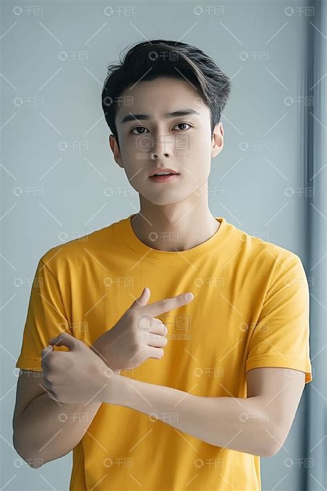 灰色背景ai数字艺术 聊天简约现代风成年男性黄色t恤灰色背景双手交叉严肃表情人像照片 Ai人像免费下载 Png格式 2688像素 编号71839143 千图网