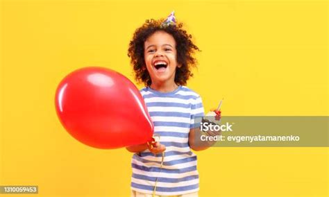 노란색 스튜디오에서 웃고 풍선과 생일 컵 케이크 와 행복한 검은 아이 아이에 대한 스톡 사진 및 기타 이미지 아이 생일