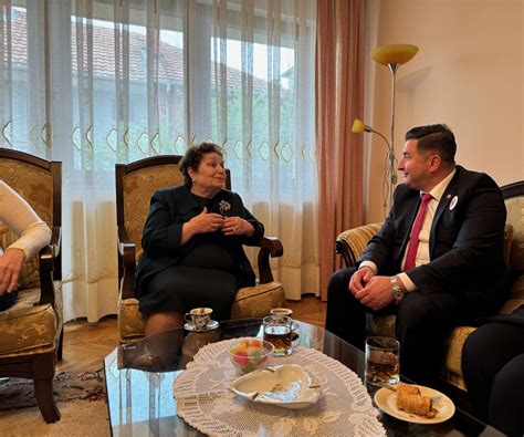 Logoja E 30 Vjetorit Të Themelimit Të Ut Së Iu Dhurua Familjes Së