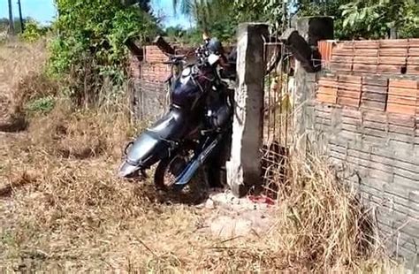 Motociclista Morre E Moto Fica Presa Em Muro Após Colisão Com