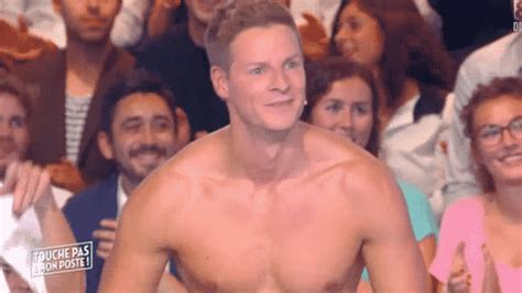 TPMP Matthieu Delormeau Fait Un Strip Tease Sexy Sur Le Plateau MCE TV