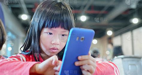 亚洲小孩玩手机
