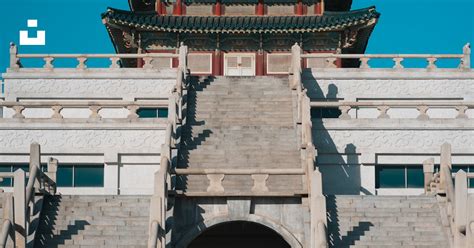 그 위에 높은 탑이있는 고층 건물 사진 Unsplash의 무료 서울 이미지