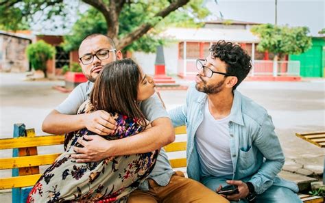 Novia Desleal Abrazando A Su Novio En Un Parque Besando A Escondidas A