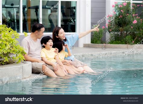 5137 Imagens De Mom Son In Pool Imagens Fotos Stock E Vetores