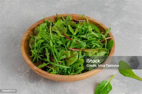 회색 콘크리트 배경에 나무 그릇에 신선한 샐러드 잎의 혼합 건강한 음식 공간을 복사합니다 시금치에 대한 스톡 사진 및 기타