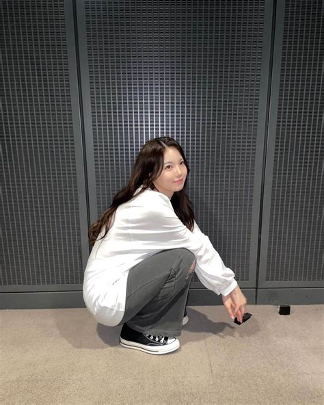 Niziuさんのインスタグラム写真 Niziuinstagram「🖤🥺🙂😉🤍 • • • 🌷🌷🌷」2月21日 19時09分