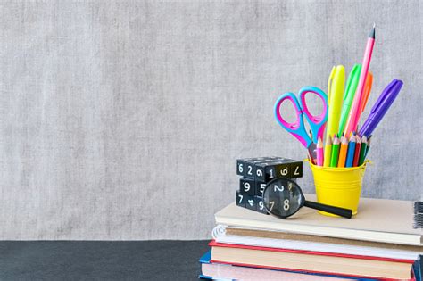 학교 칠판 배경 Copyspace에 이랑을 제공합니다 밝은 색된 연필 펜가 위 Notepads 편지 그림 브러쉬 페인트 클램프 지우개 및 다른 편지지 가위에 대한 스톡 사진