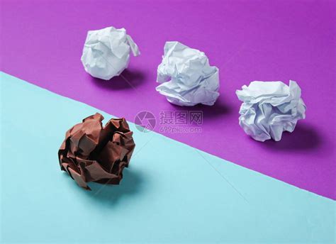 独特概念种族歧视紫蓝色背景的白色和棕褐色圆包纸球最微小的经营高清图片下载 正版图片504110727 摄图网