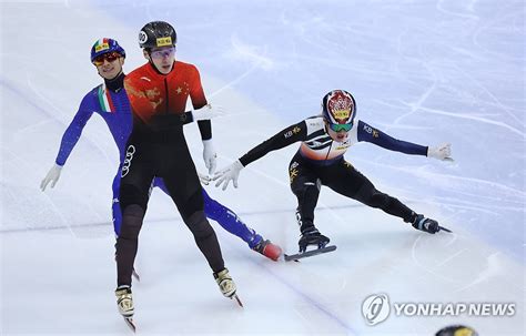 넘어지며 결승선 통과하는 이정민 연합뉴스