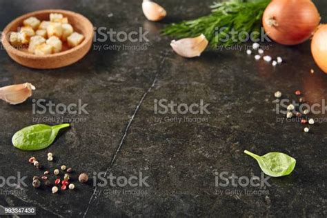 어두운 돌 배경에 전구 크루 통 마늘 딜 후추 시금치와 소금 대리석에 대한 스톡 사진 및 기타 이미지 대리석 딜 허브 러시아 Istock